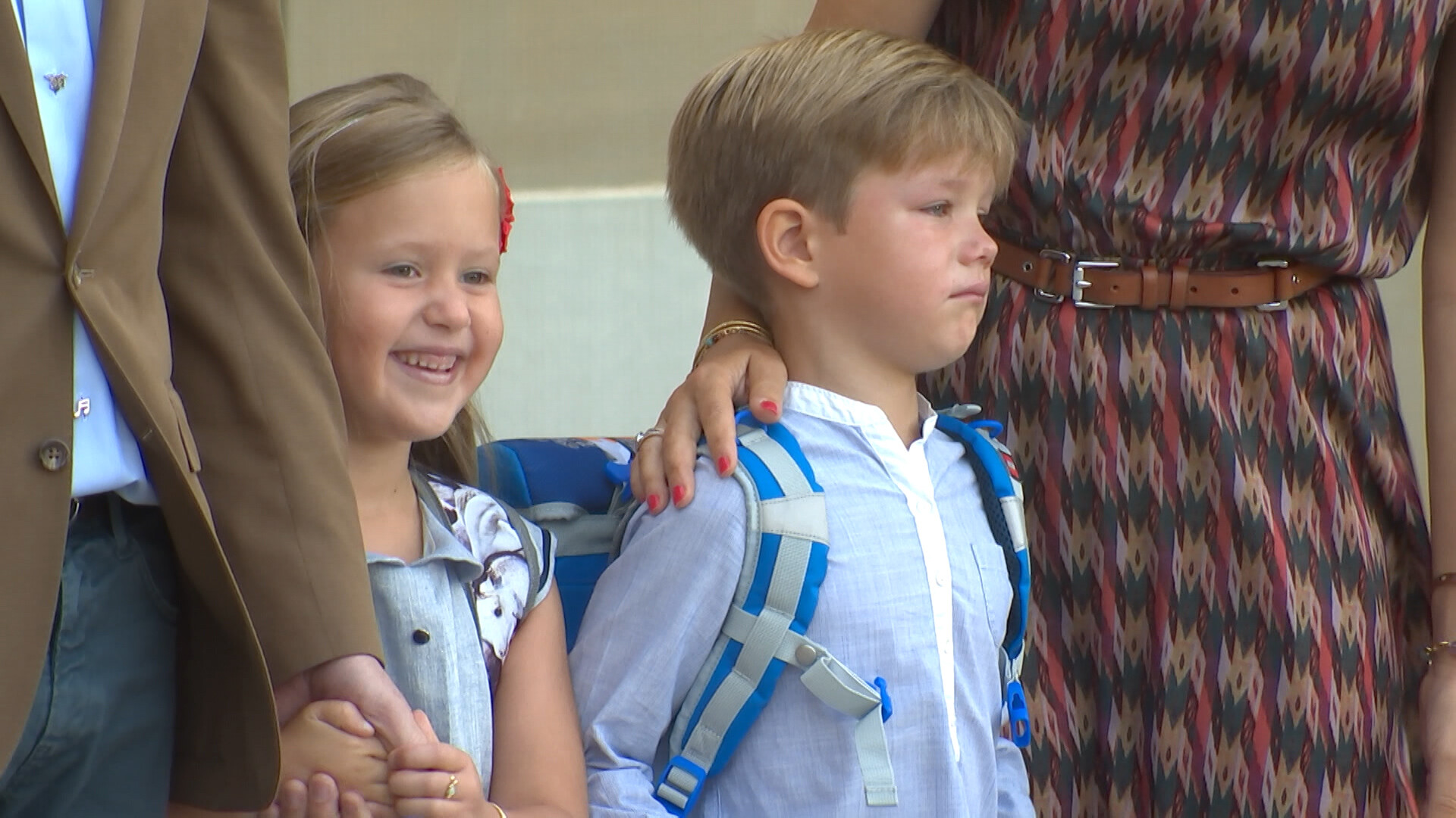 Kongelig skolestart: Prins Vincent med tårer i øjnene | Indland | DR