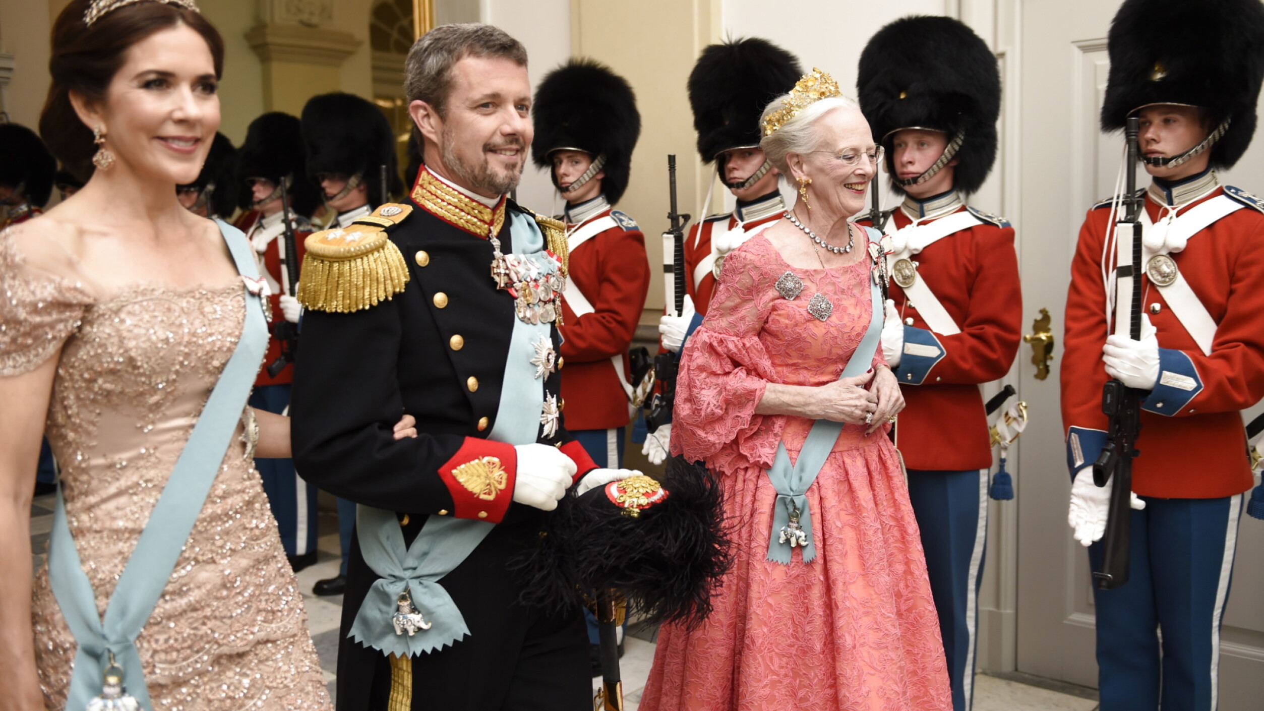 BILLEDER De kongelige var til kronprinsens fødselsdag | Ligetil | DR