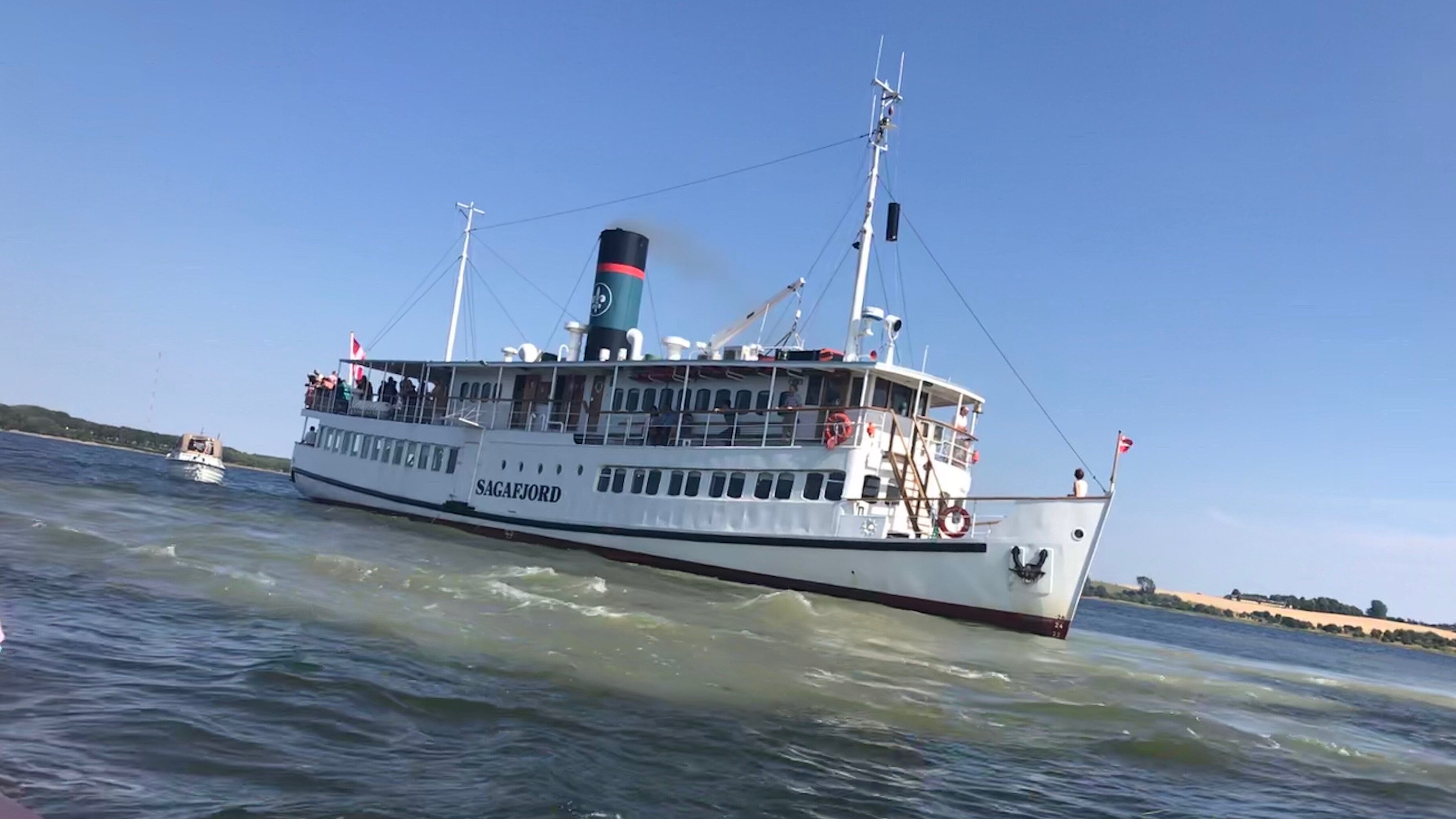 Skib stødt på grund i Roskilde Fjord: 130 evakueret | Indland | DR