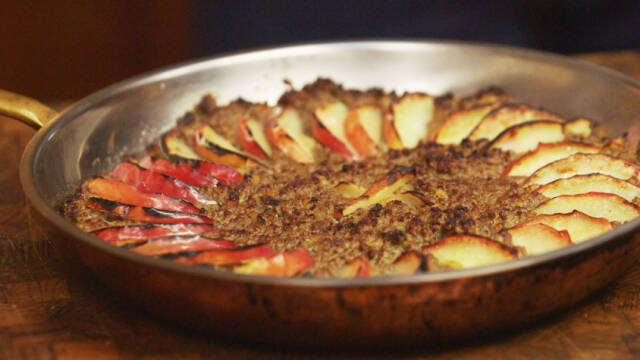Opskrift | Stegt lever med æbler, løg og balsamico | Adam Aamann | Mad | DR