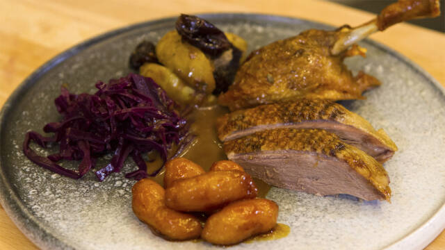 Juleand med æbler og svesker - opskrift | Madmagasinet | Mad | DR