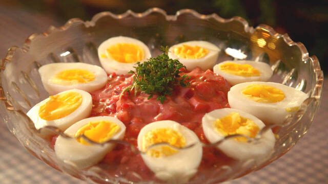 Sildesalat med halve hårdkogte æg - Få opskrift fra Brødrene Price her ...