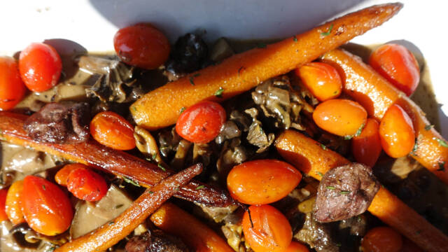 Ragout af kob med tomat og gulerod - opskrift | Nak & Æd | Mad | DR