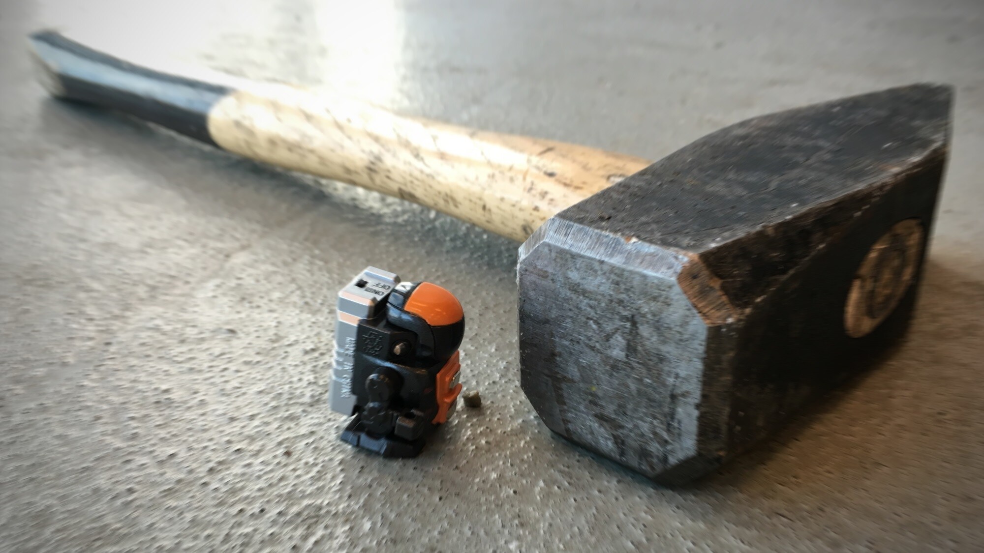 Kan du nænne at smadre en robot med en hammer? | Tech | DR