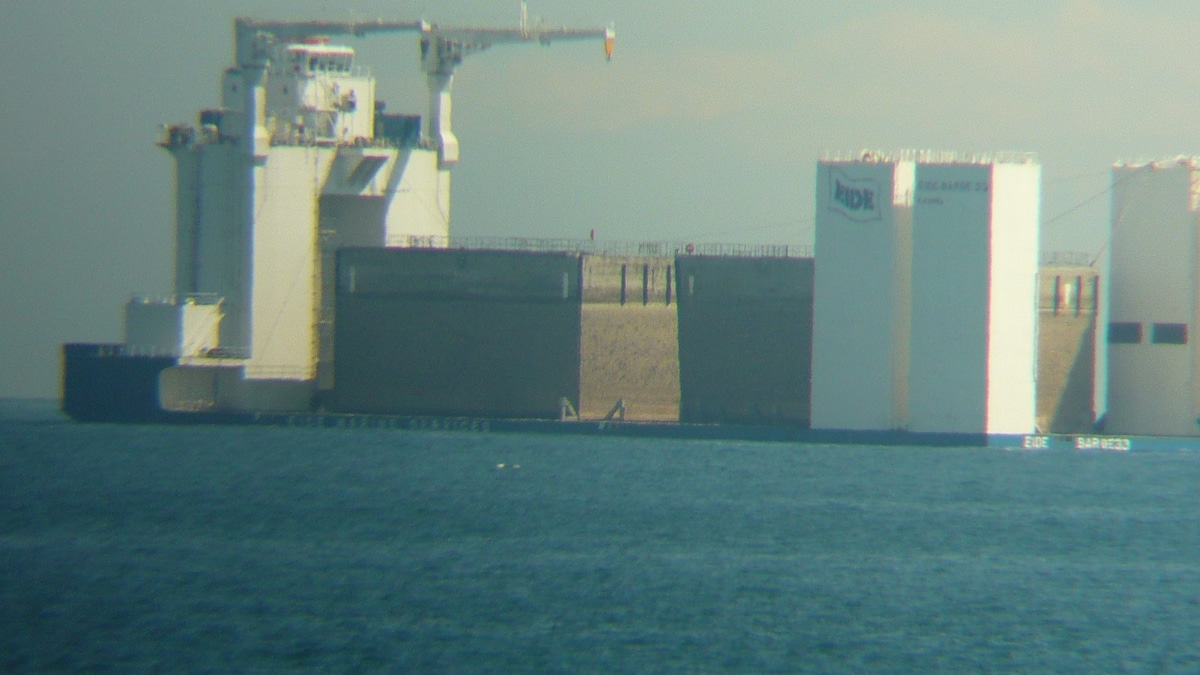 Boreplatform slap med skrækken: 110 meter lang pram strøg forbi ...