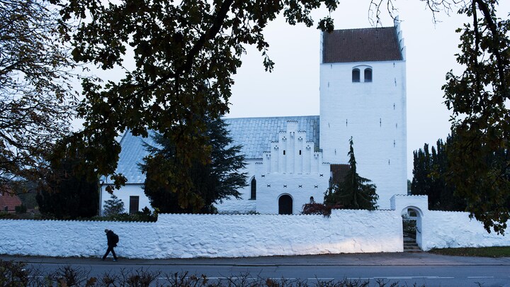 Flere asylansøgere bliver døbt i den danske folkekirke | Ligetil | DR
