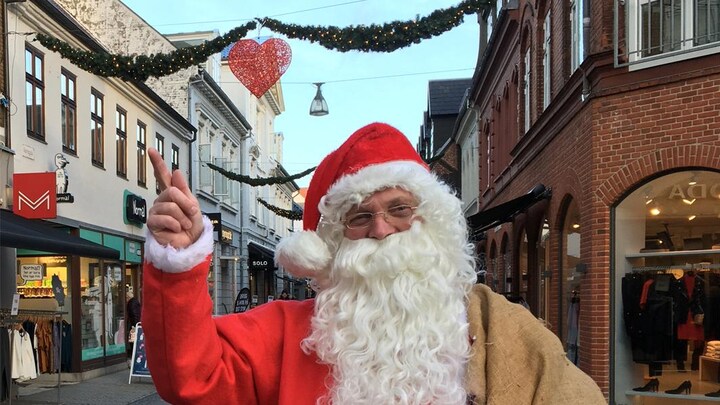 Ib skulle holde jul helt alene: Nu spreder han i stedet juleglæde hos børnefamilier | Midt- og ...