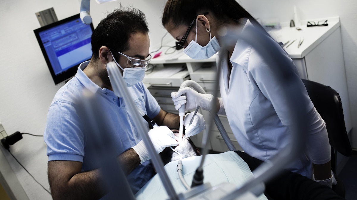 Lavere tandlægepriser skal fastholde de unge | Politik | DR