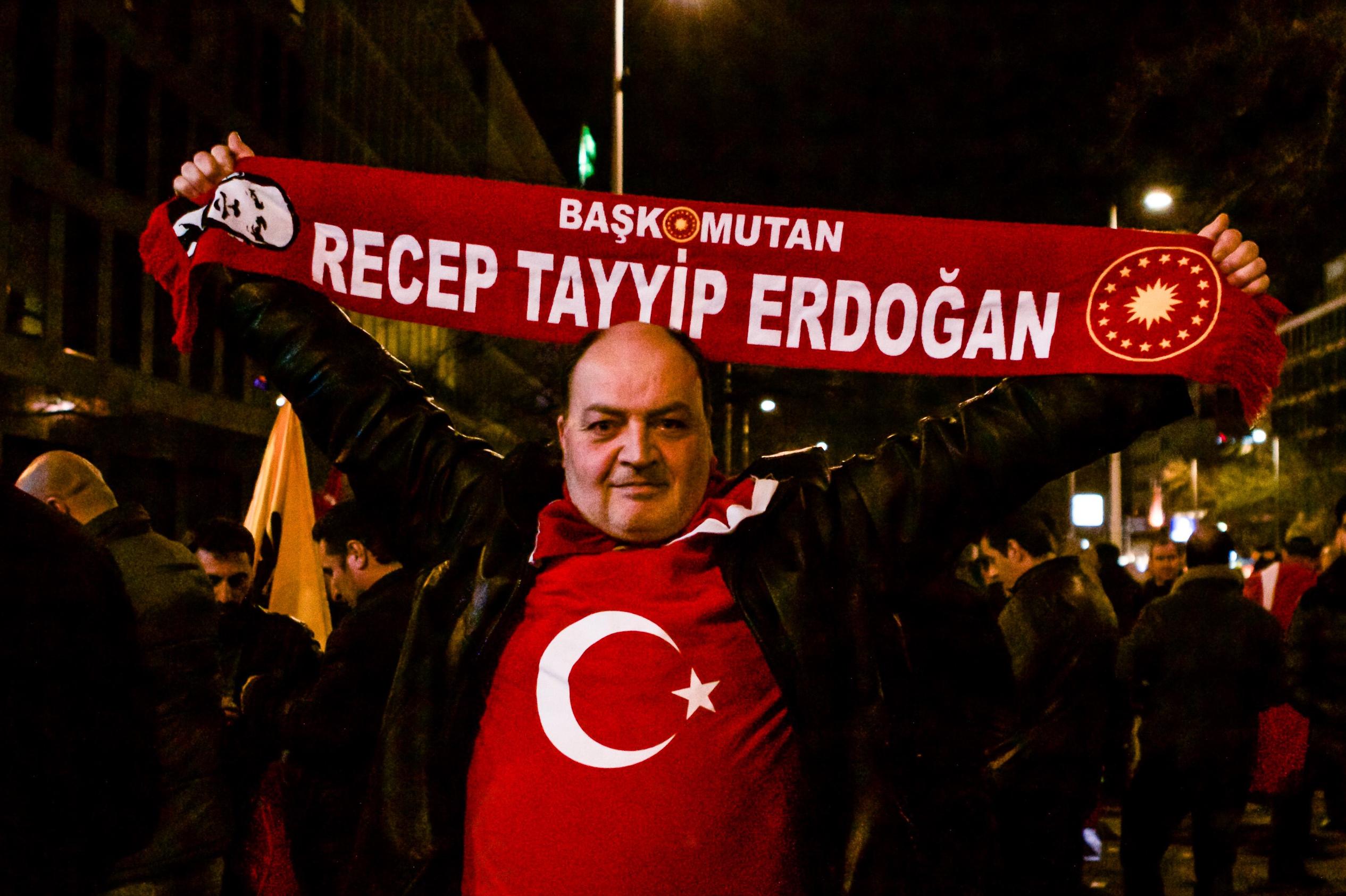 BILLEDER Demonstrationer fra Rotterdam til Istanbul | Udland | DR