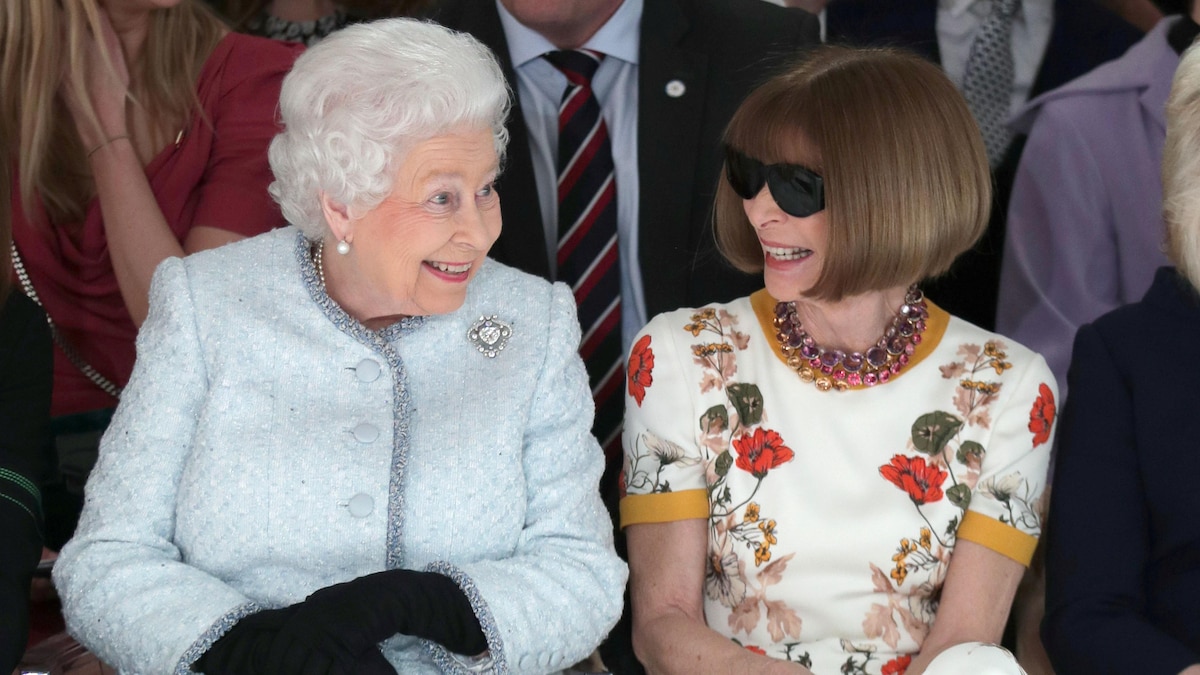 En glad dronning Elizabeth har overværet sit første modeshow | Kultur | DR