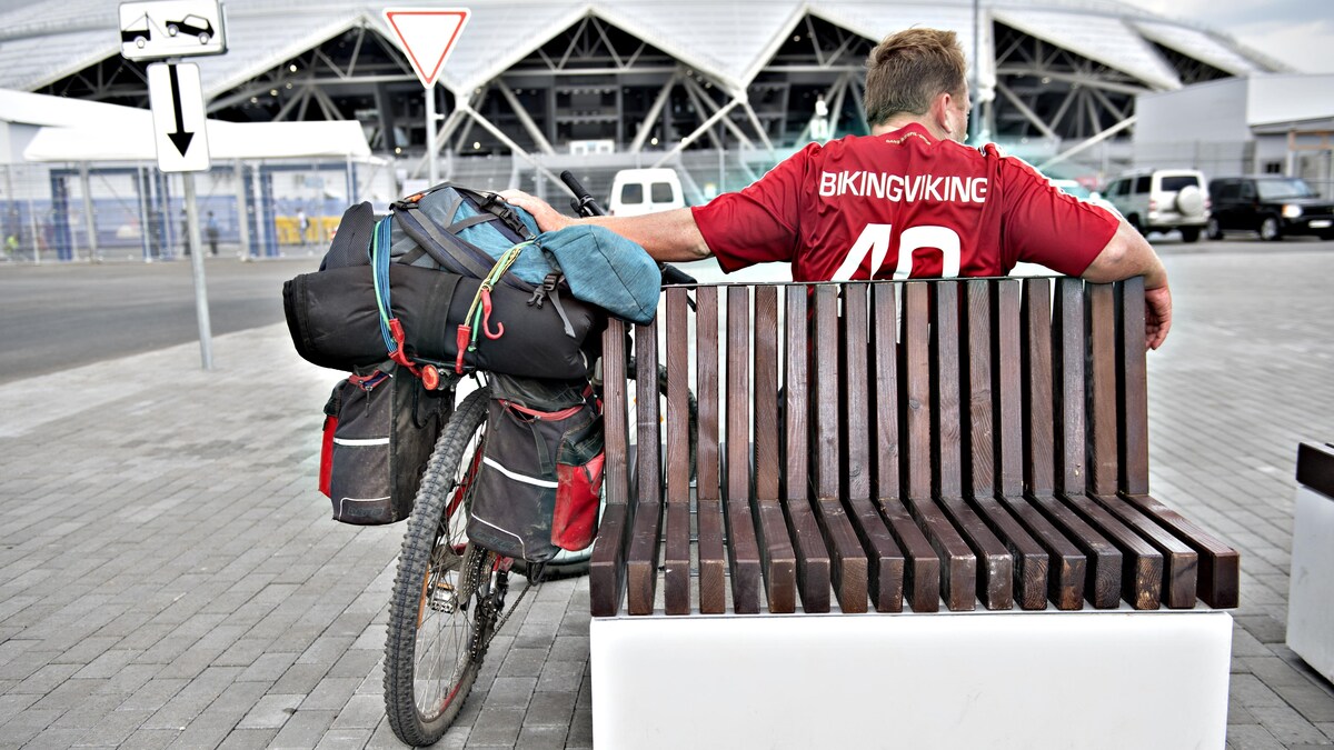 På to hjul efter landsholdet: Fodboldnørden Claus cykler 2.000 ...