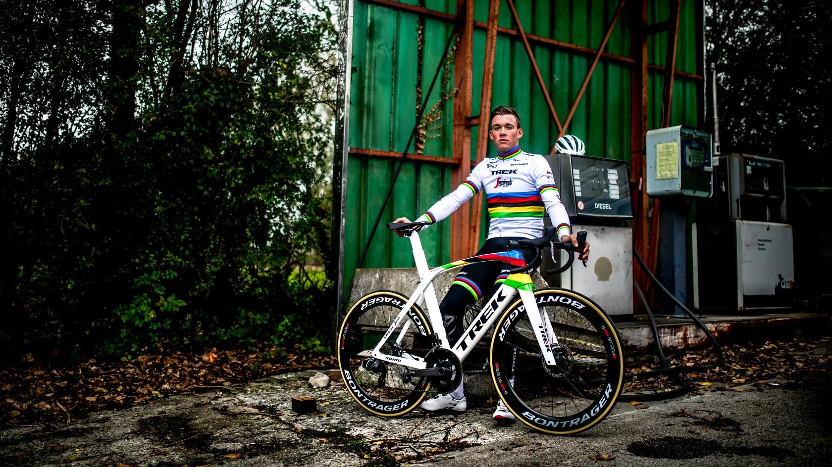 Mads Pedersen debuterer i regnbuetrøjen og med ny VM-cykel | Cykling | DR