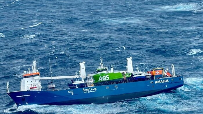 Stort skib vælter rundt i bølgerne uden mandskab ud for Norges kyst ...