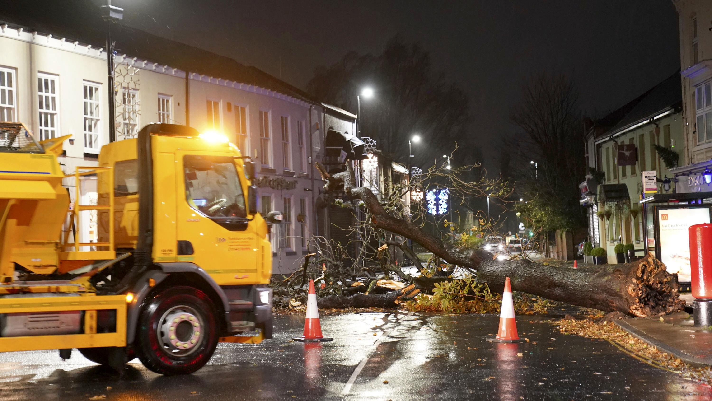 Billeder: Sæsonens første storm sætter sit aftryk på Storbritannien ...