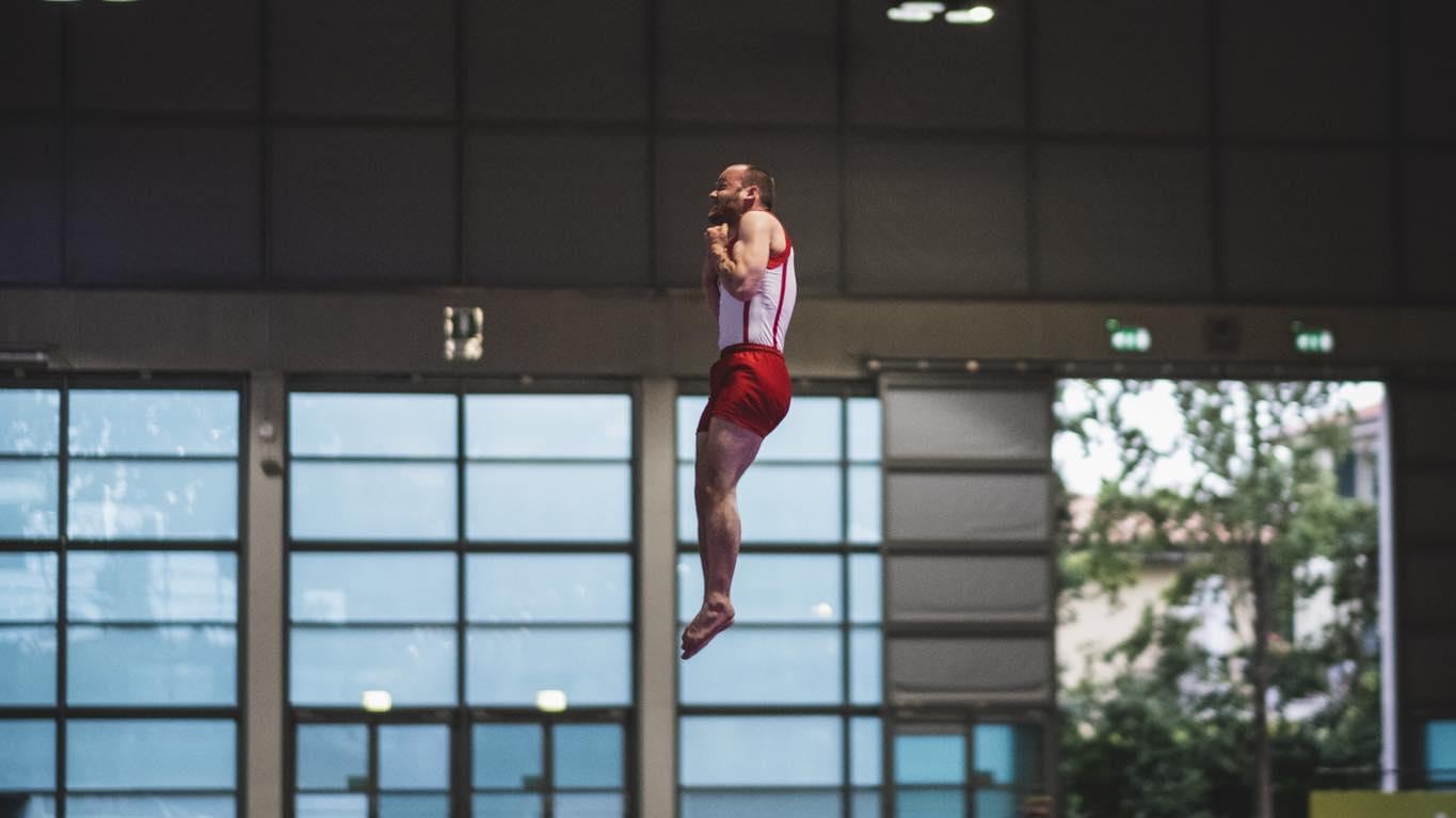 Fra træerne til tumblingtoppen: Rasmus sikrer Danmark guld for første ...