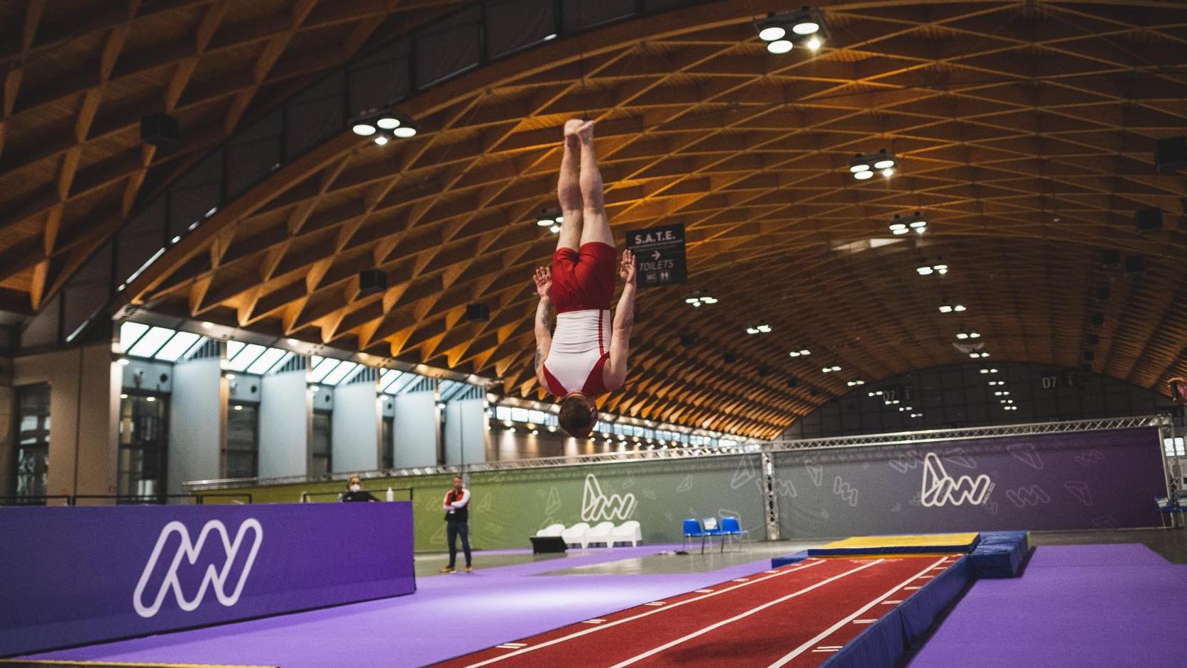 Fra træerne til tumblingtoppen: Rasmus sikrer Danmark guld for første ...
