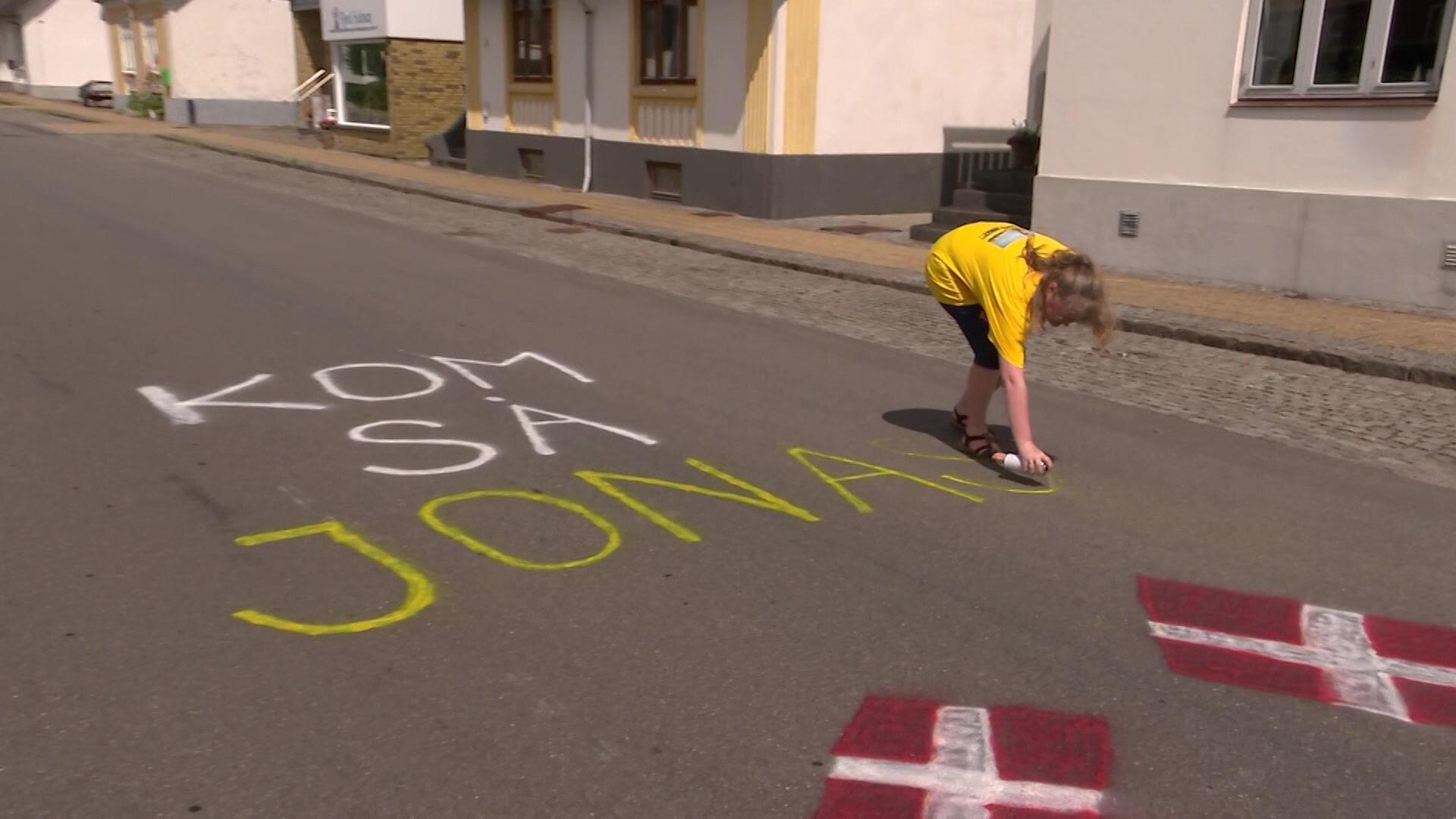 Tour-fester, vejmaling og Vingegaard i guldramme: Glyngøre har fået gul ...