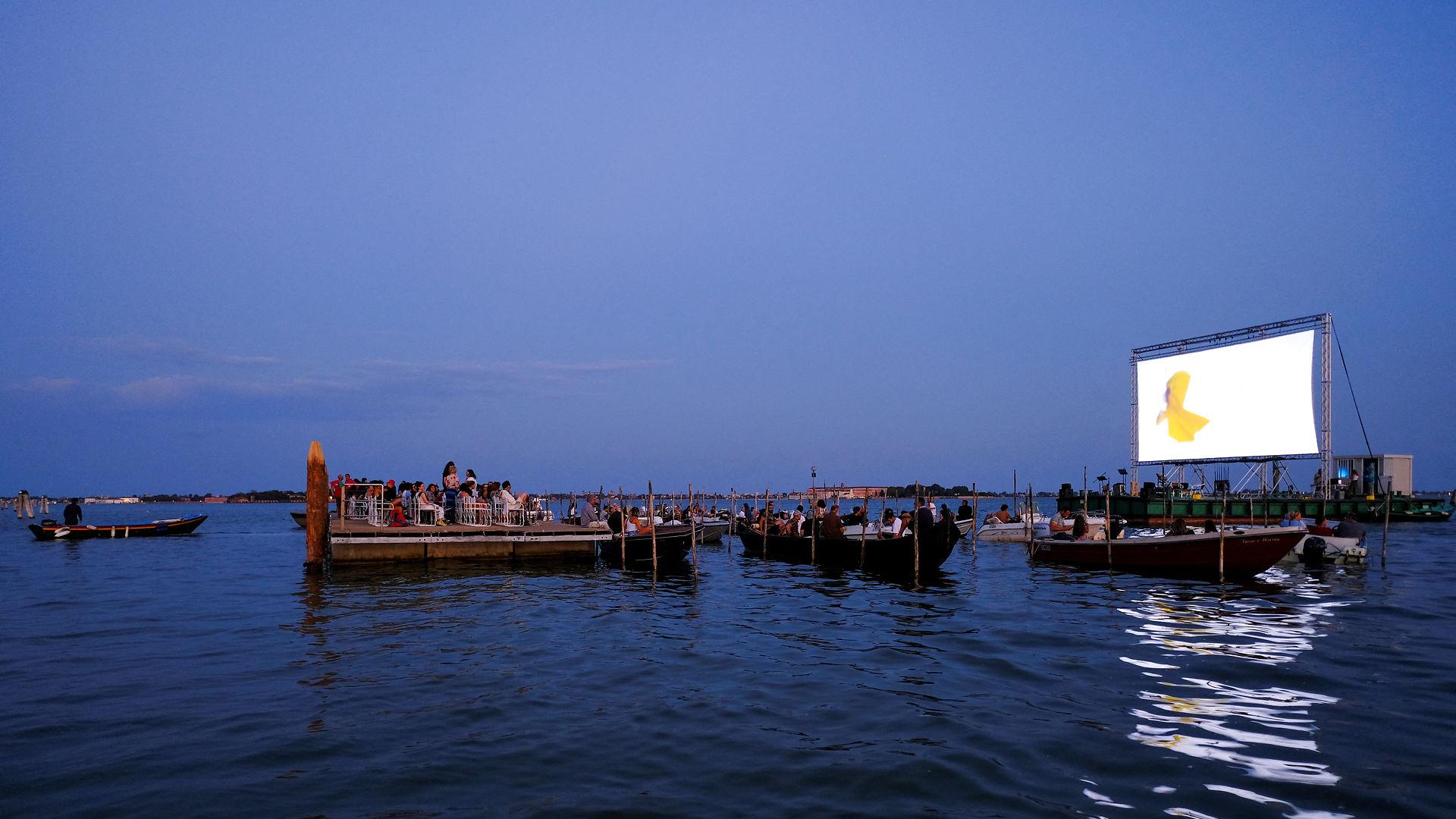 Drive-in bio er forvandlet til sail-in bio i Venedig | Nyheder | DR