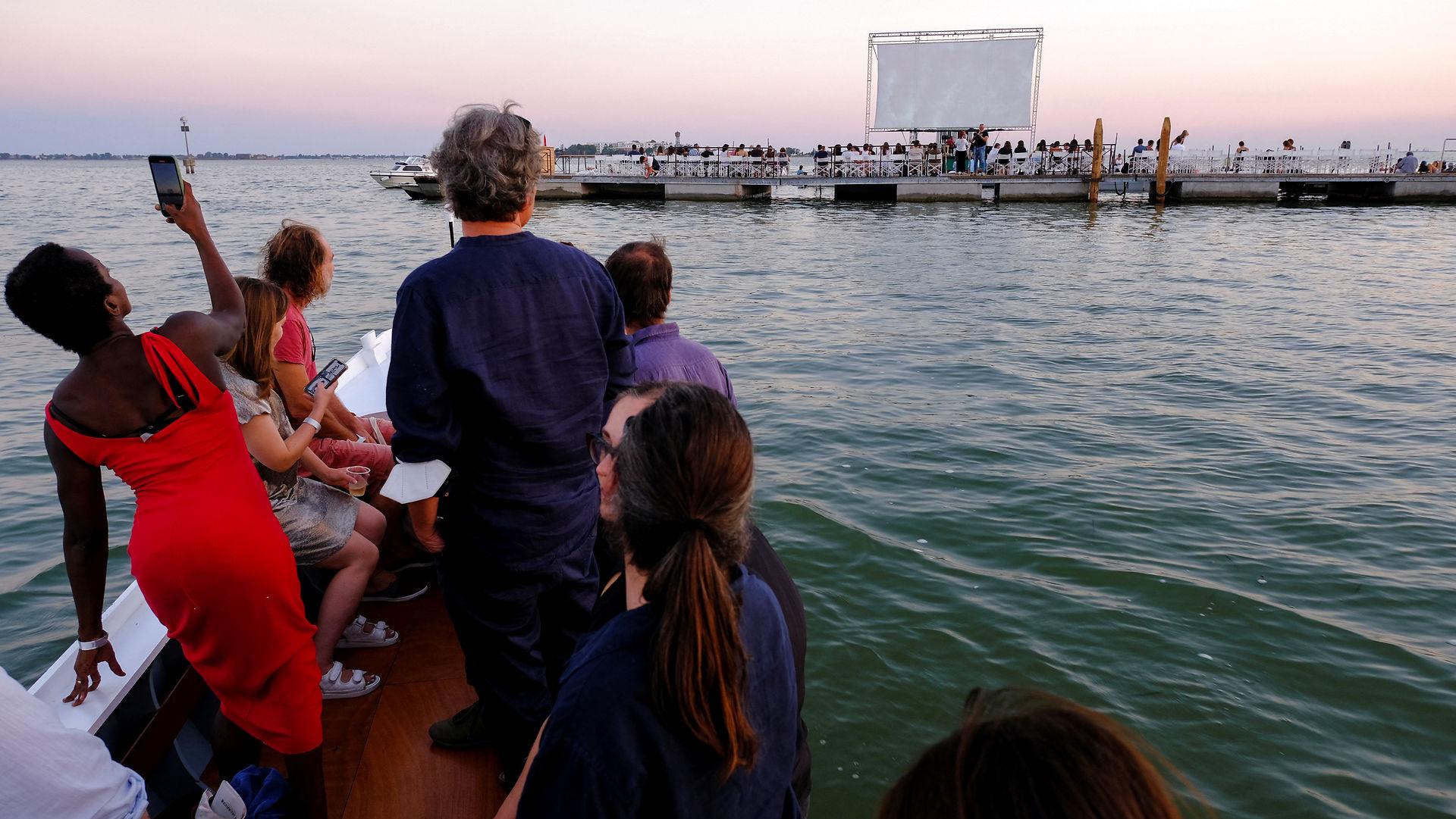 Drive-in bio er forvandlet til sail-in bio i Venedig | Nyheder | DR