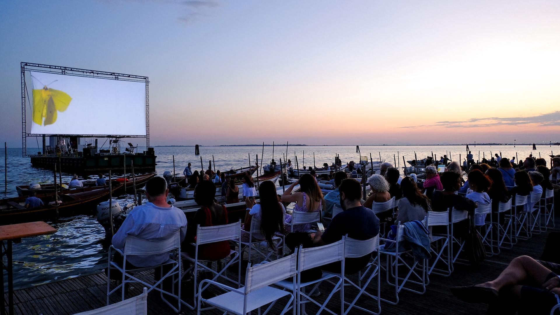 Drive-in bio er forvandlet til sail-in bio i Venedig | Nyheder | DR