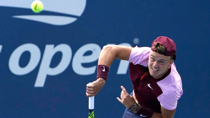 Britisk tennisstjerne sender Holger Rune ud af US Open | Kort sport | DR