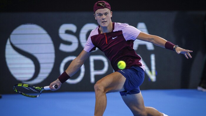 Nedtur for Holger Rune: Schweizisk banemand vinder danskerens anden ATP-finale | Kort sport | DR