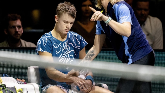 Holger Rune trækker sig fra endnu en turnering med skadet håndled | Kort sport | DR