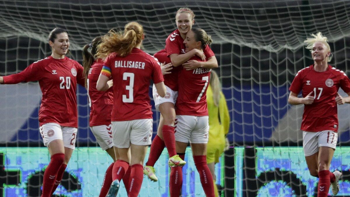 MINUT FOR MINUT: På ét minut fik Danmark vendt truende nederlag til pligtsejr ...
