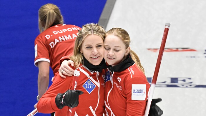 Danmarks curlingkvinder skøjter tilbage på rette spor med sejr ved VM | Kort sport | DR