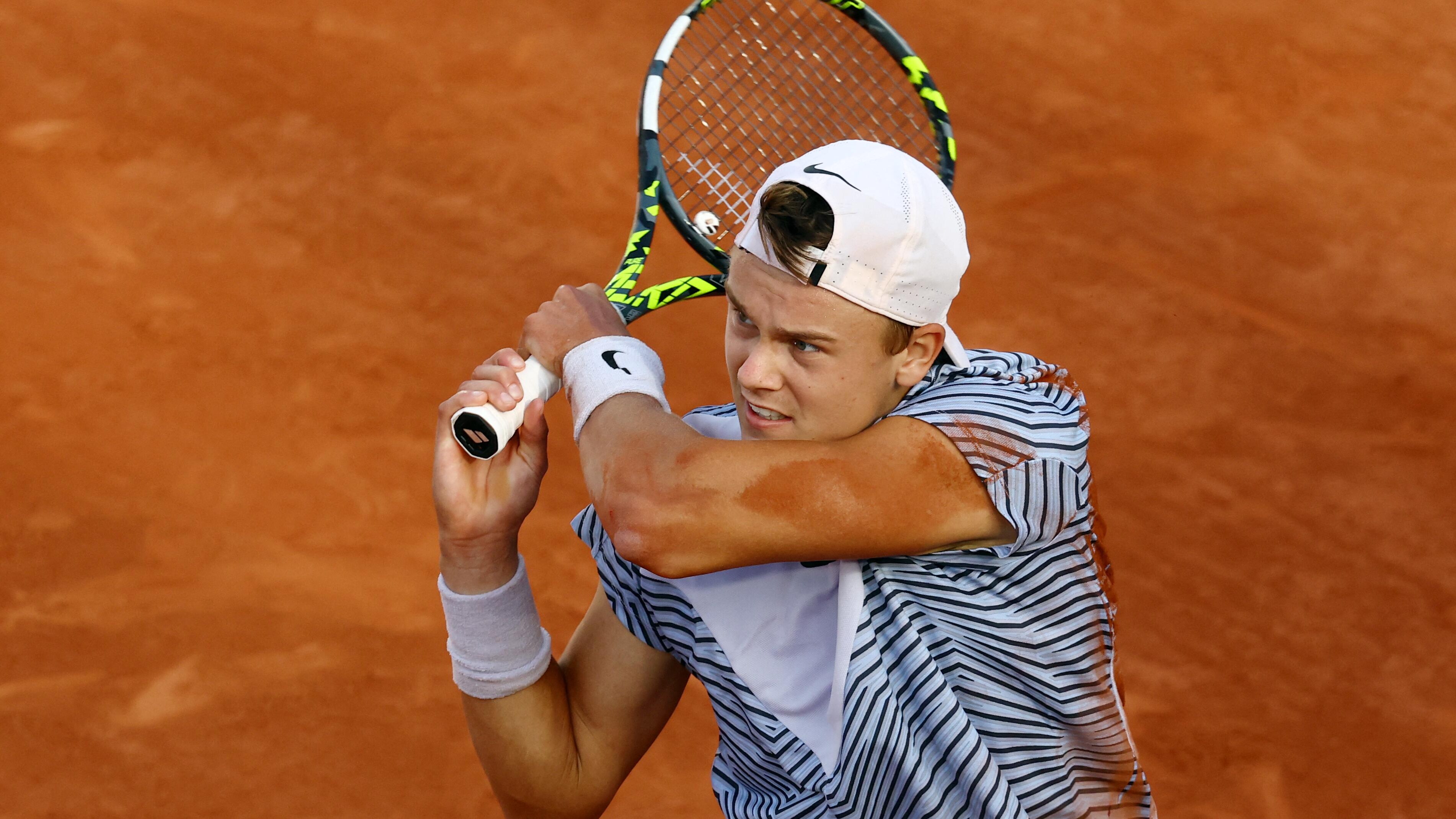 Holger Runes drøm var tæt på at 'smuldre' mod hårdtslående amerikaner | Tennis | DR