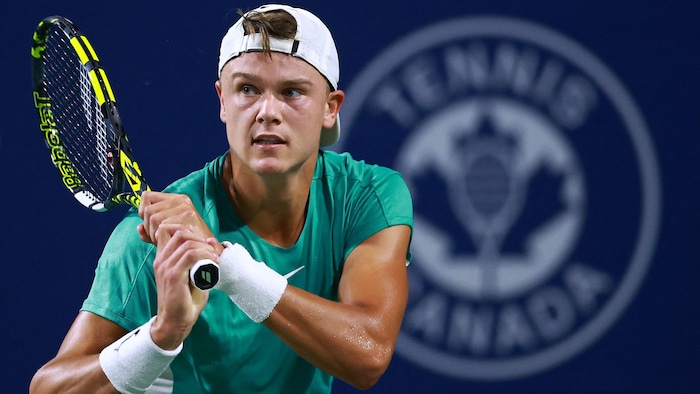 Holger Rune udgik med skade i nattens kamp: Bør komme sig hurtigt | Kort sport | DR