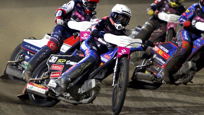 Dansk speedway-stjerne sikrer tiltrængt triumf på hjemmebanen i Vojens | Kort sport | DR