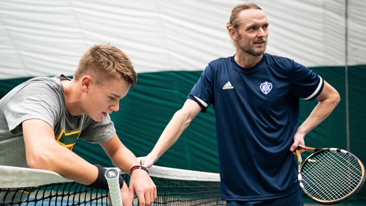 Holger Rune får hjælp af Kenneth Carlsen i australsk tennisturnering ...