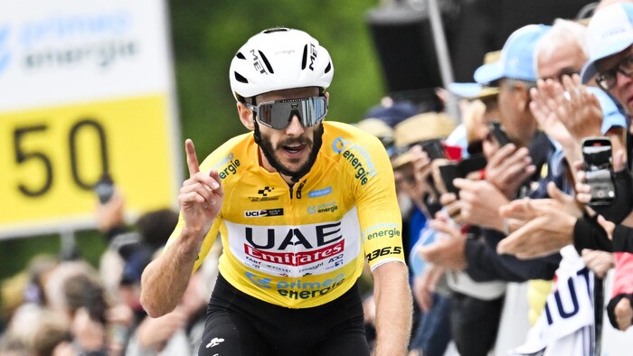 Adam Yates cykler mod den samlede sejr i Schweiz Rundt | Kort sport | DR