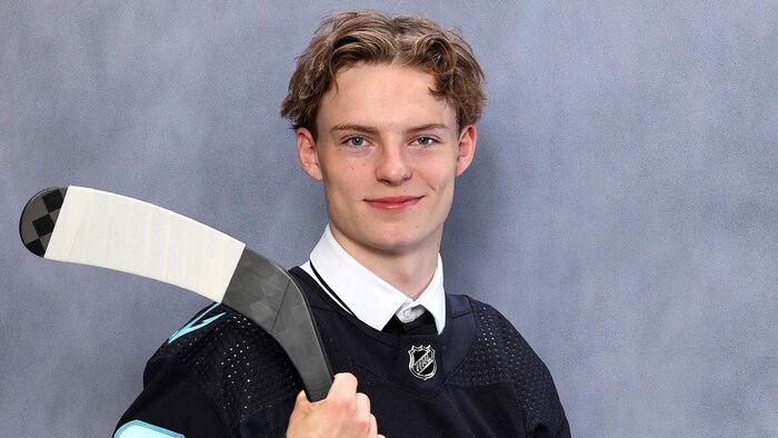 Dansk ishockeytalent forventer at blive i Sverige trods NHL-kontrakt | Kort sport | DR