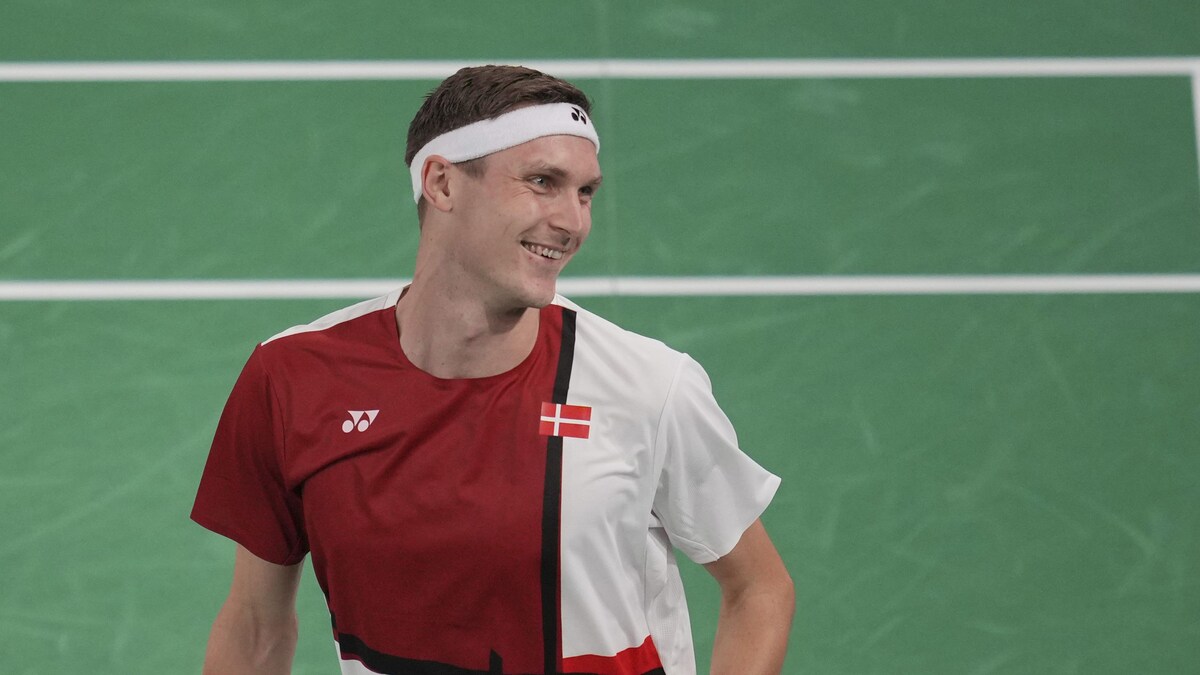 Viktor Axelsen indleder sit OL-forsvar med knusende sikker sejr ...