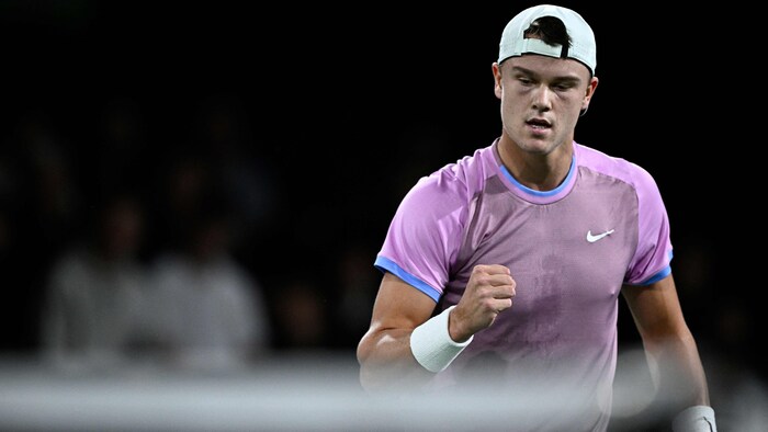 Holger Rune spiller sig sikkert videre i Paris | Kort sport | DR