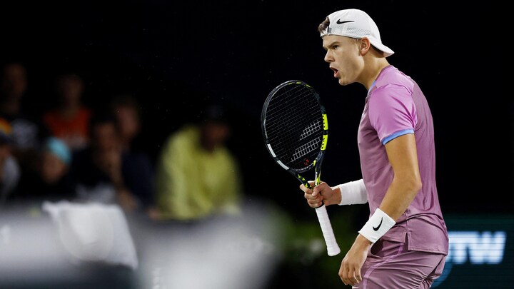 Holger Rune slår ketchersmadrende kasakher og er videre i Paris | Kort sport | DR