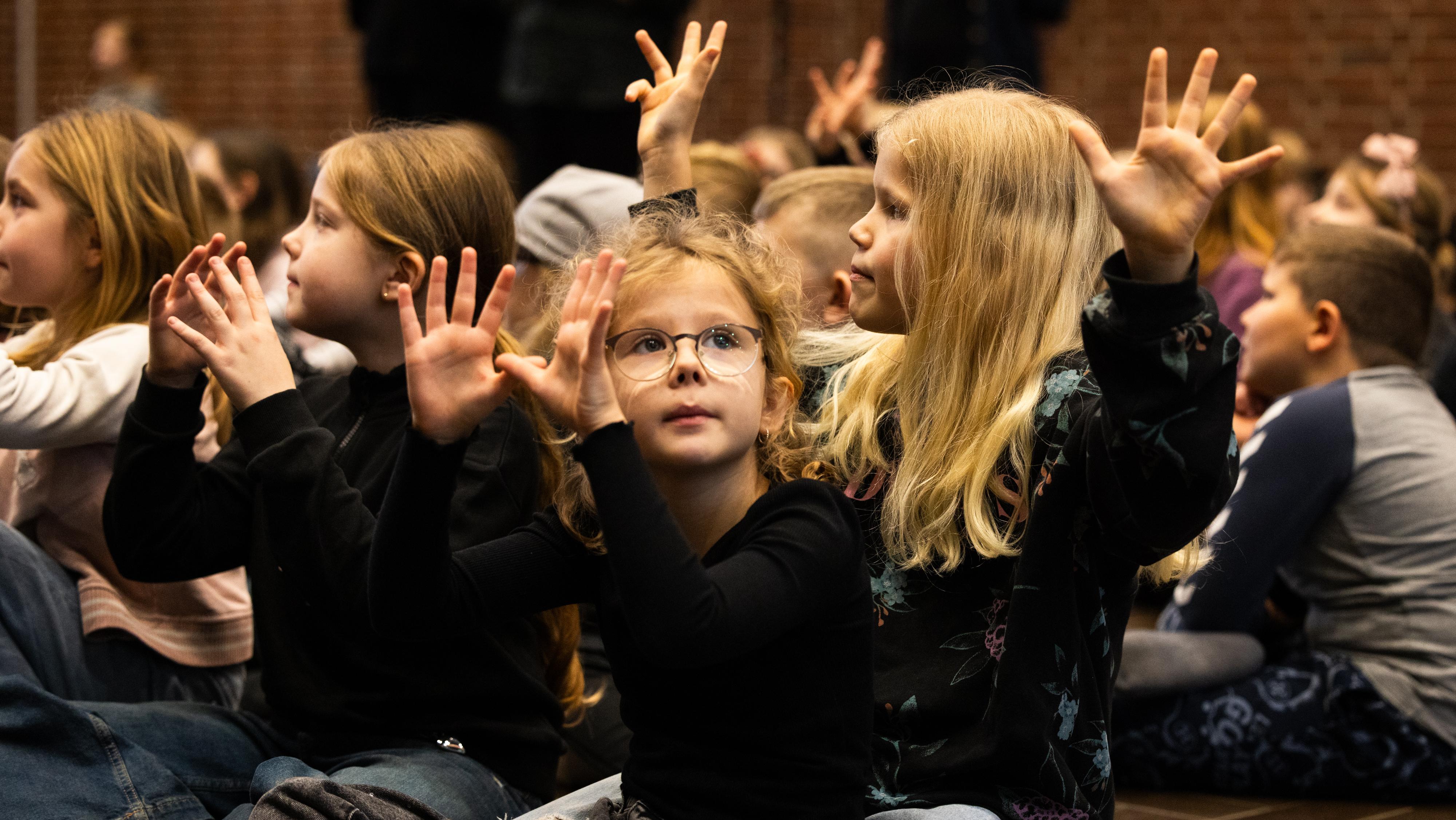DR1 og DRTV sender live: Skolernes Sangdag 2025 samler børn i hele ...