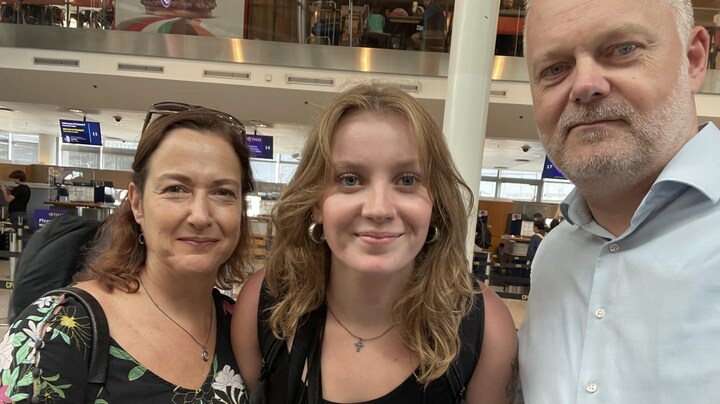 Karstens datter døde af metanolforgiftning i Laos for tre måneder siden ...