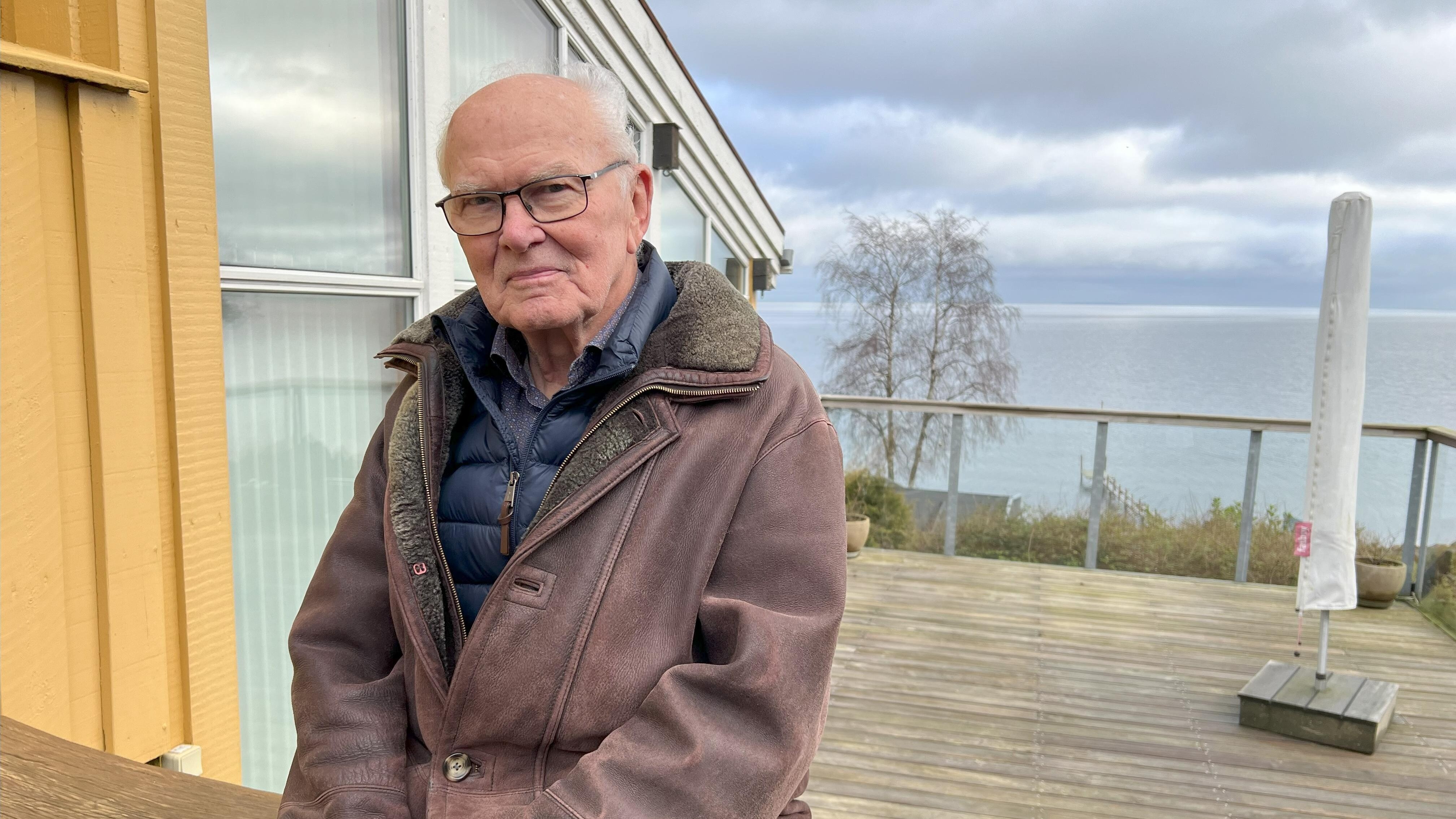 Kun en stålramme og en donkraft har forhindret Lars Hansens sommerhus i ...