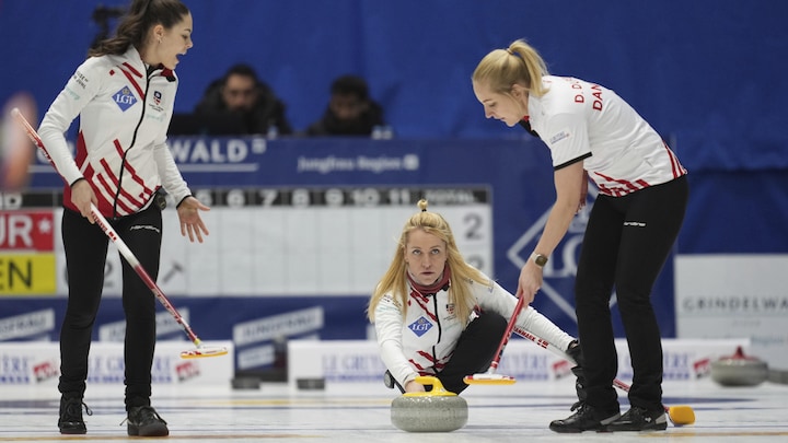 Curlinglandsholdet holder liv i OL-håbet | Kort sport | DR