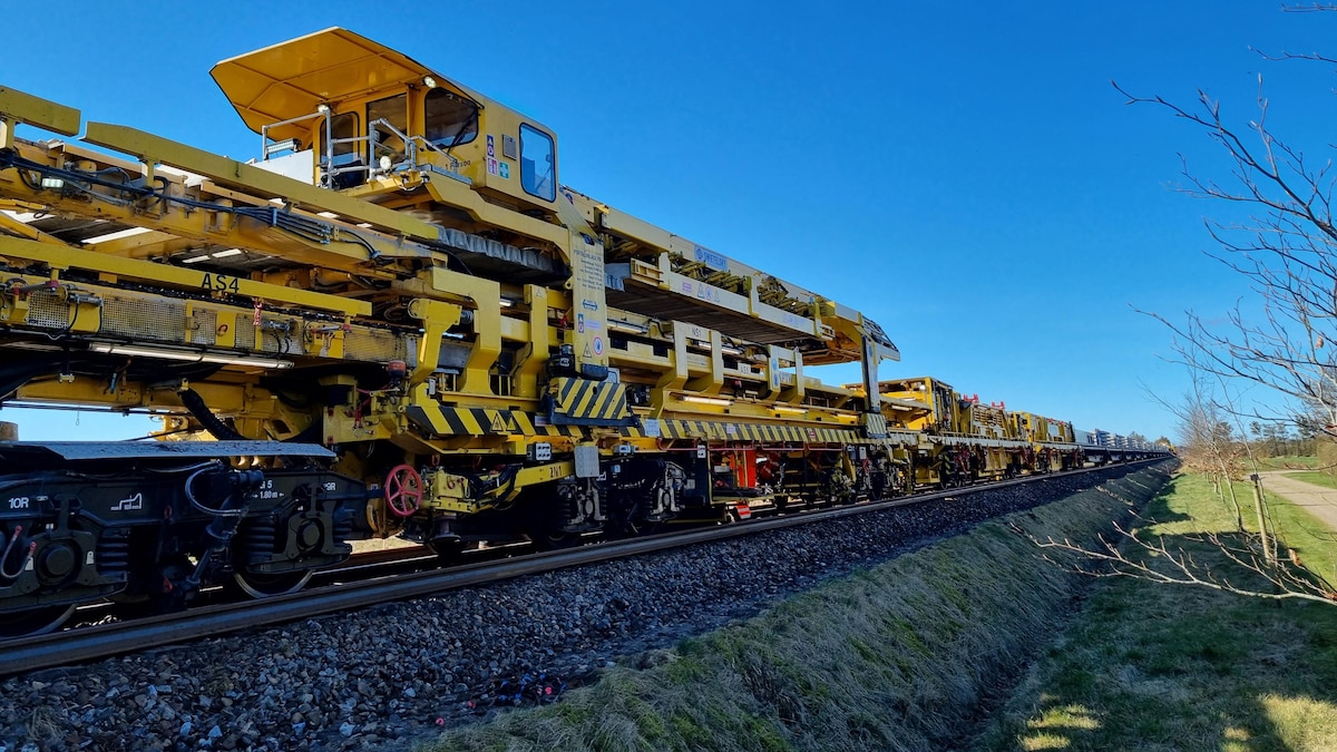 Gul kæmpe på 1.000 meter gør banen klar til batteritog | Indland | DR