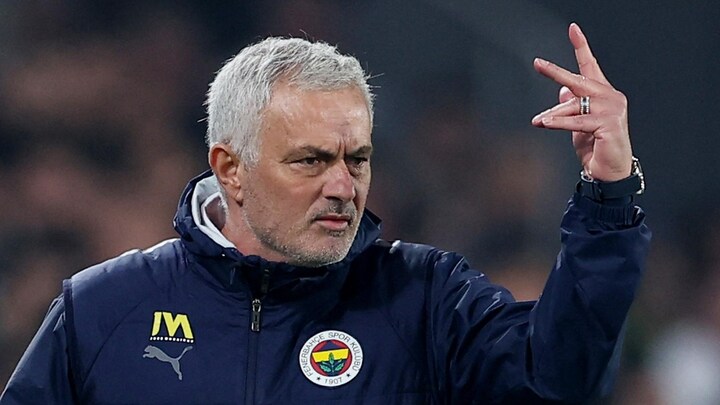 Mourinho hiver fat i næsen på træner efter Istanbul-derby | Kort sport | DR