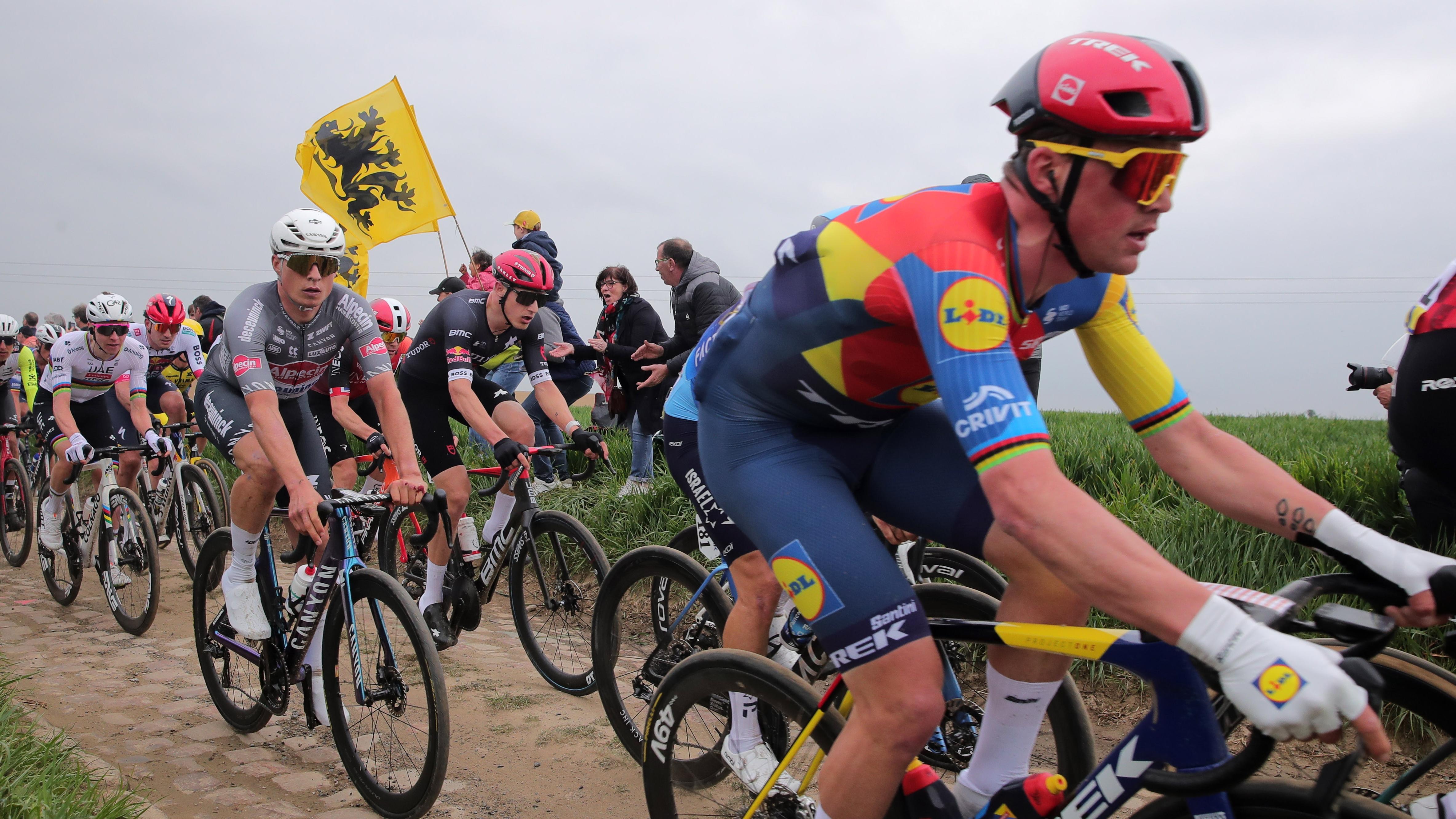 Mads Pedersen forbander uheldig punktering | Cykling | DR
