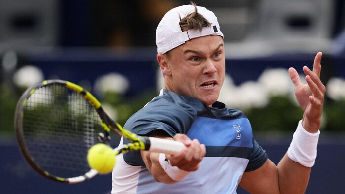 Holger Rune overkommer dårlig start og spiller sig videre i Barcelona | Kort sport | DR