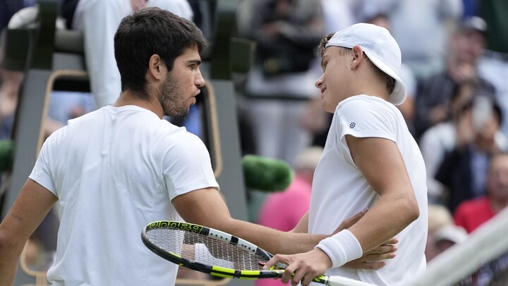 Holger Rune møder Carlos Alcaraz i spansk finale | Kort sport | DR