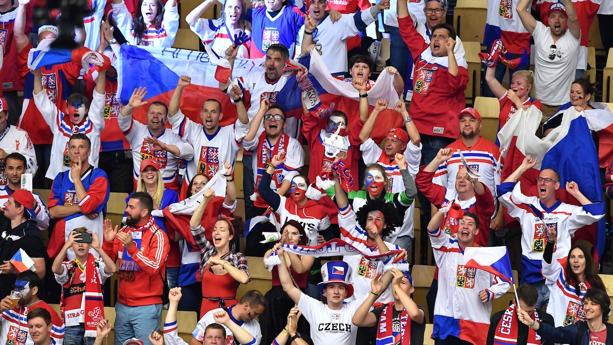 150.000 solgte billetter: Tusindvis af fans strømmer til VM i Danmark | Ishockey | DR