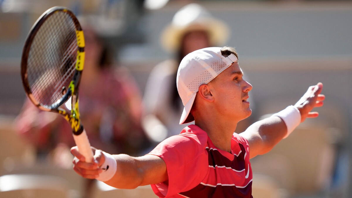 Holger Rune overvinder store problemer og spiller sig i fjerde runde i Paris | Tennis | DR