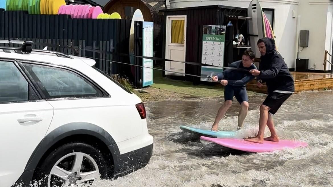 Gade blev forvandlet til et surfparadis: 'Vi havde kun ti minutter og ...
